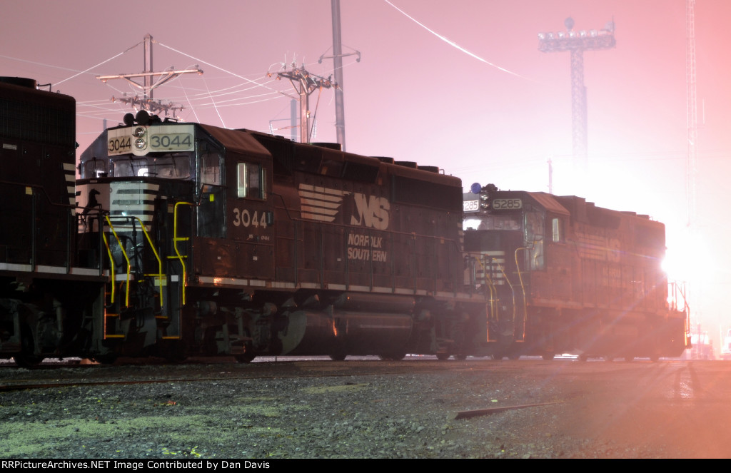 NS GP40-2 3044 and GP38-2 5285